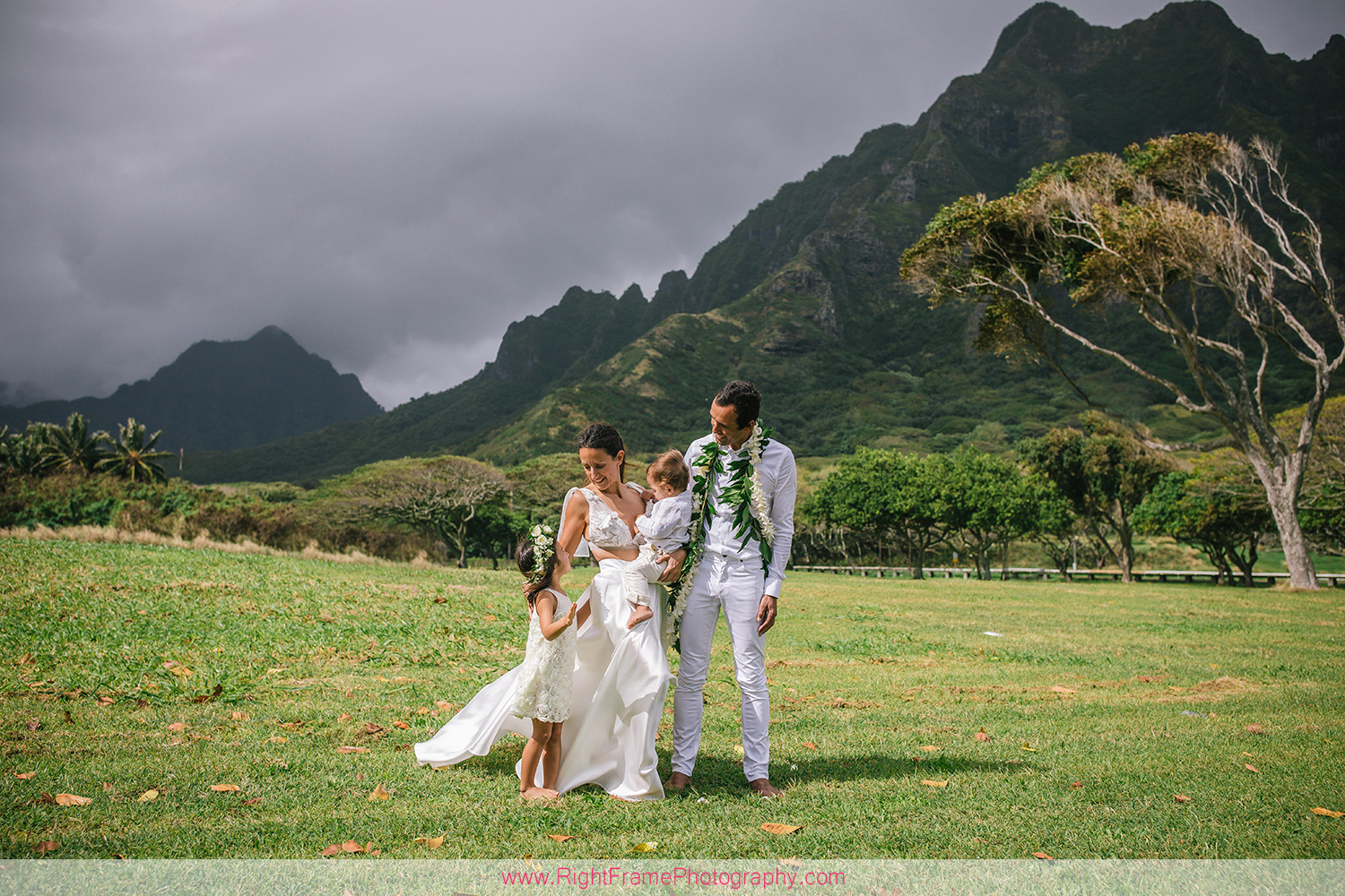 Oahu Wedding Photographer - Hawaii Family Photographers | Right Frame ...